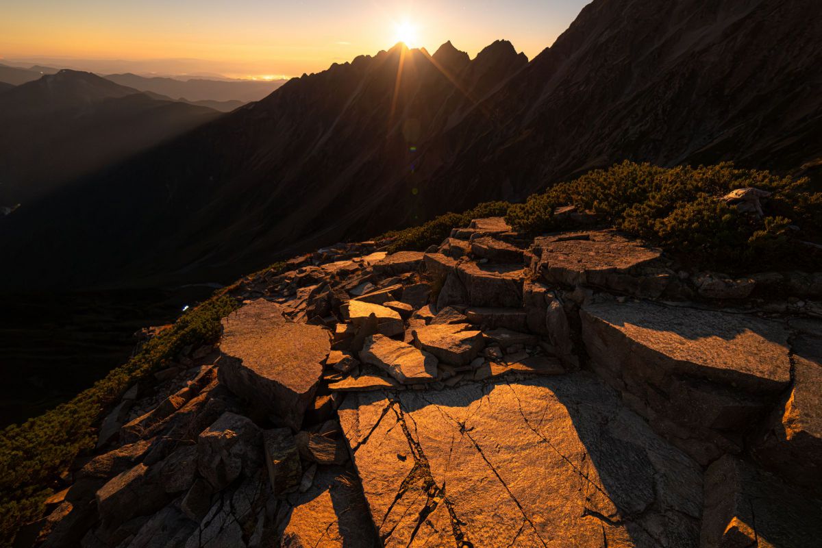 [2023]Red Moon above Mt. Nishihotakadake | GANREF