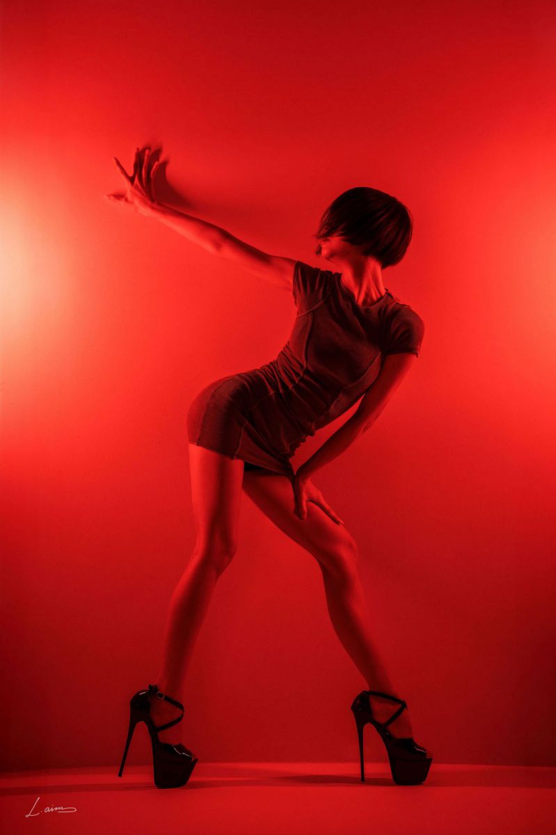Red light posing | GANREF