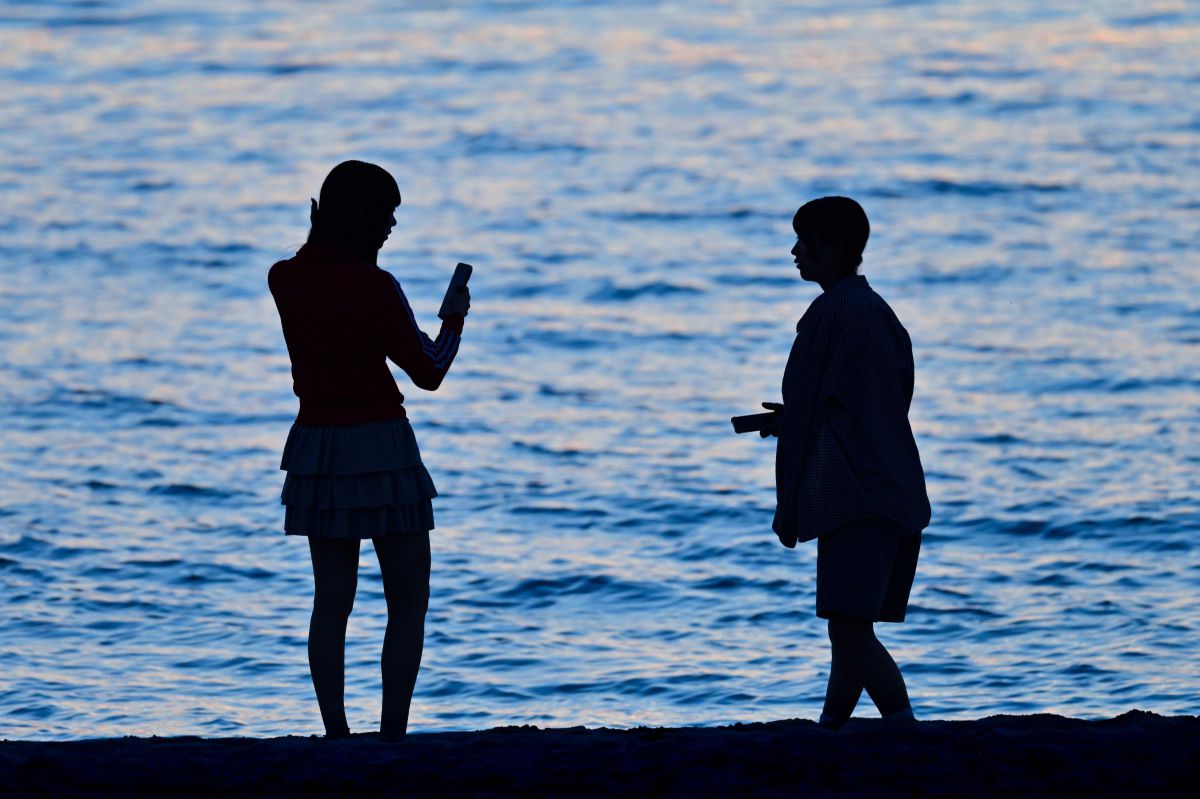 SISTERS ON THE BEACH | GANREF