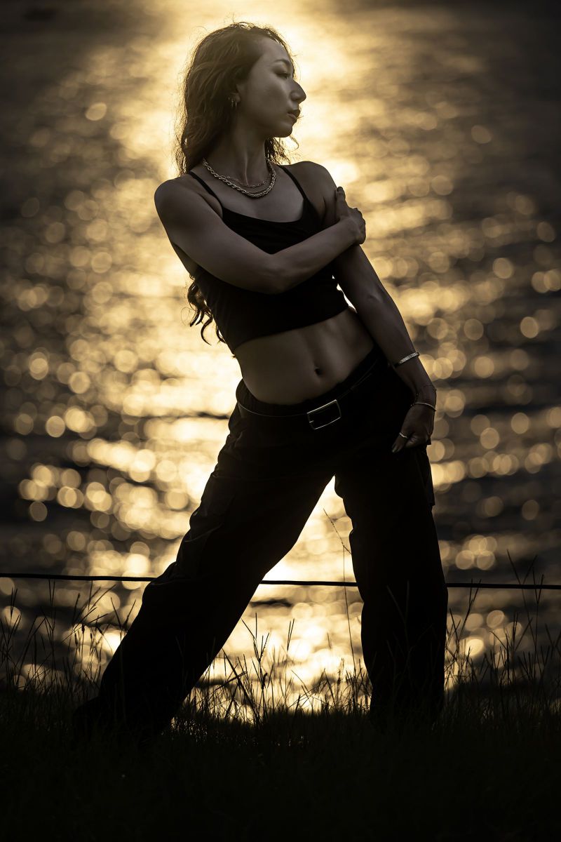 Golden light Golden body | GANREF