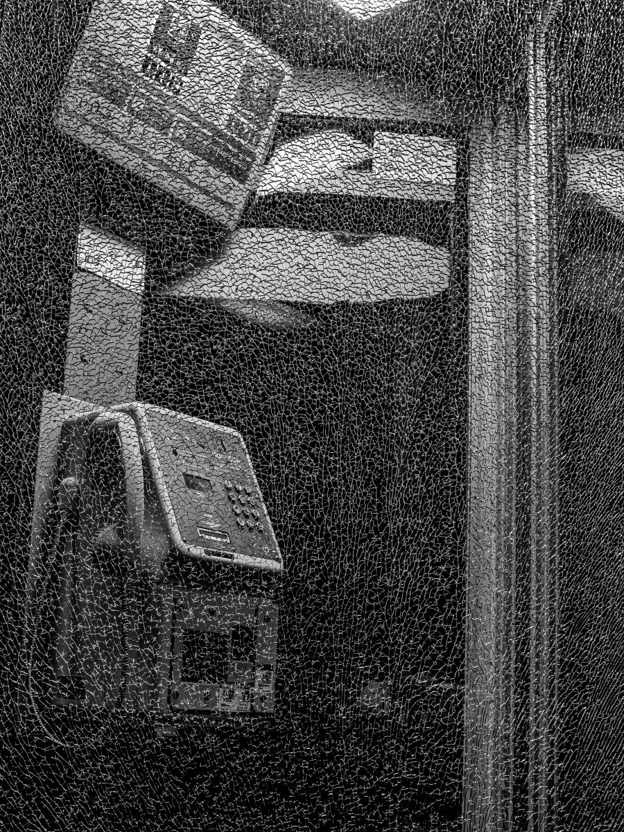 ひび割れの電話BOX | GANREF