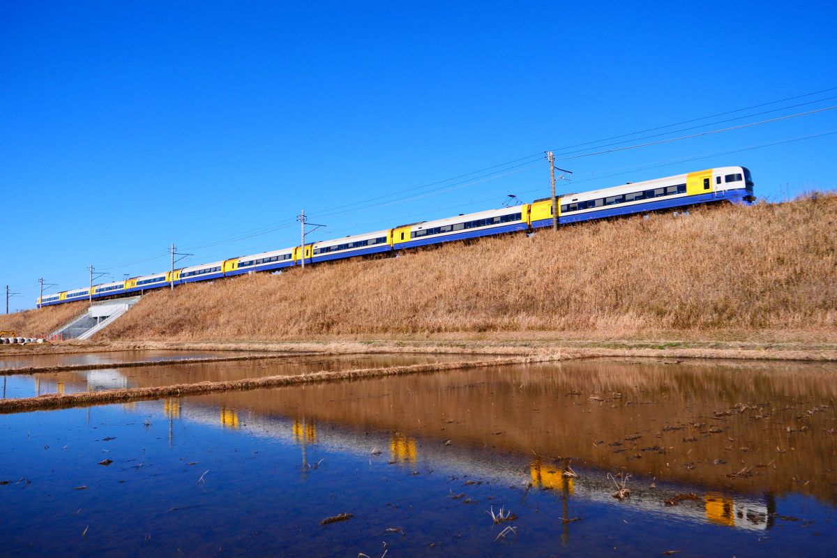 255系しおさい 水鏡 | GANREF