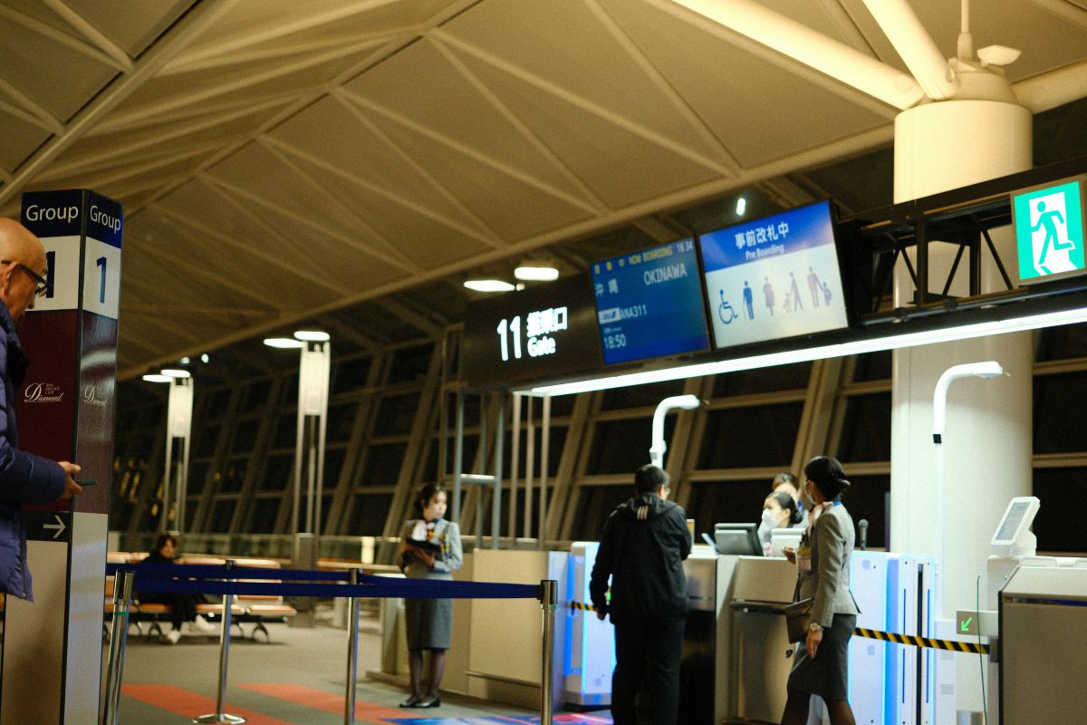 夜の空港にて | GANREF