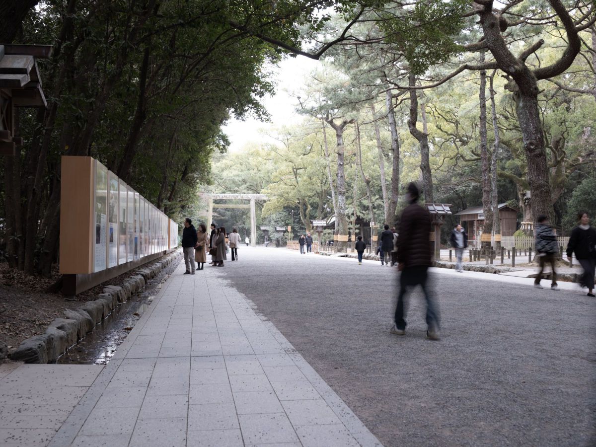 お参りする人々 | GANREF