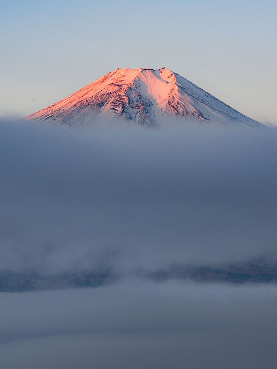 雲海に包まれる紅富士 | GANREF