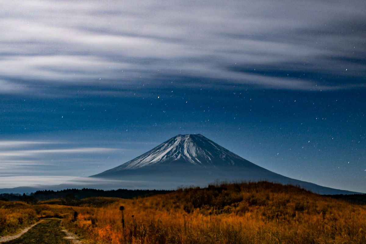 流れる雲と夜の富士 | GANREF