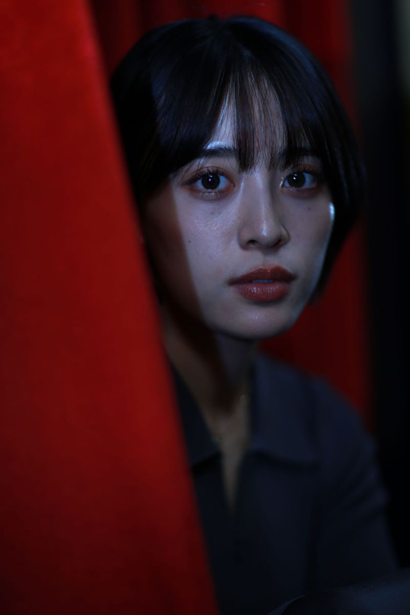 赤いカーテン | GANREF