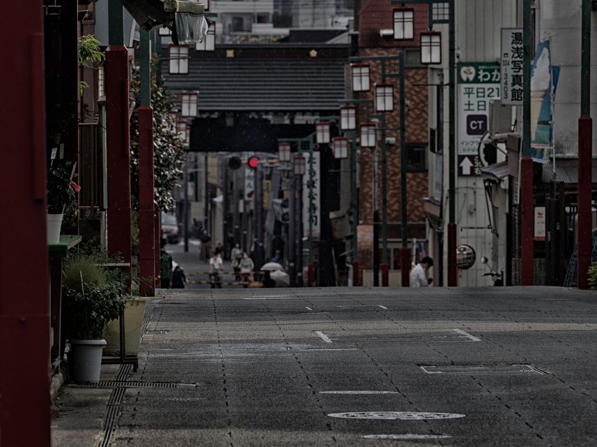 It start to rain. | GANREF