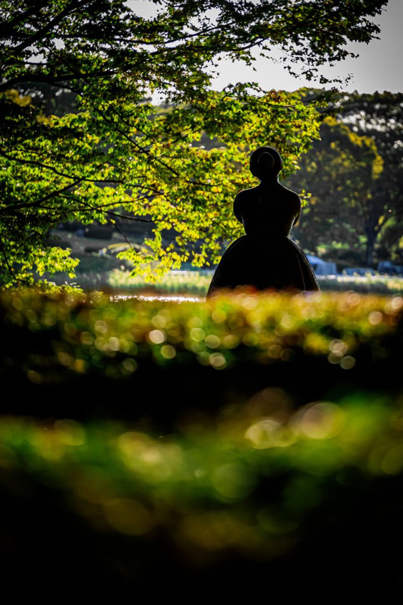 新緑と銅像 | GANREF