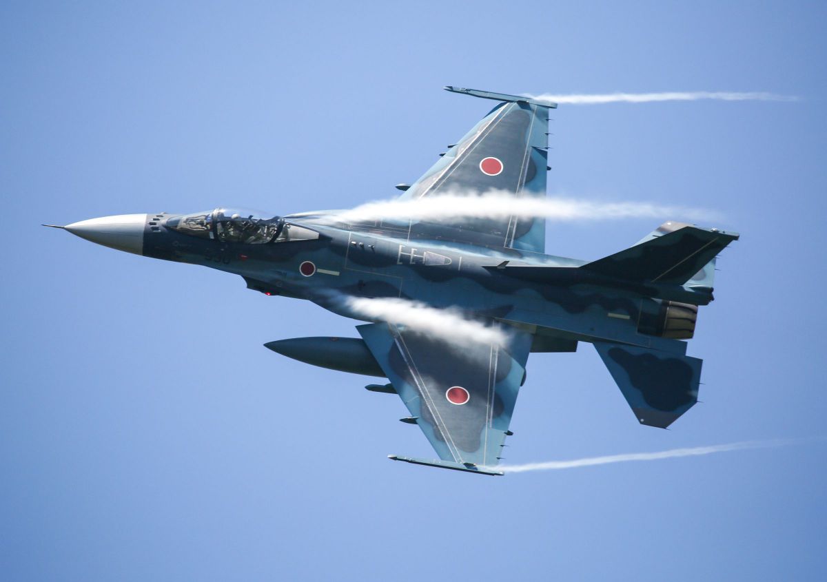 青空に飛ぶF2 | GANREF