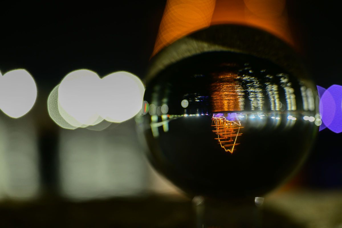 Voyage in the sphere | GANREF