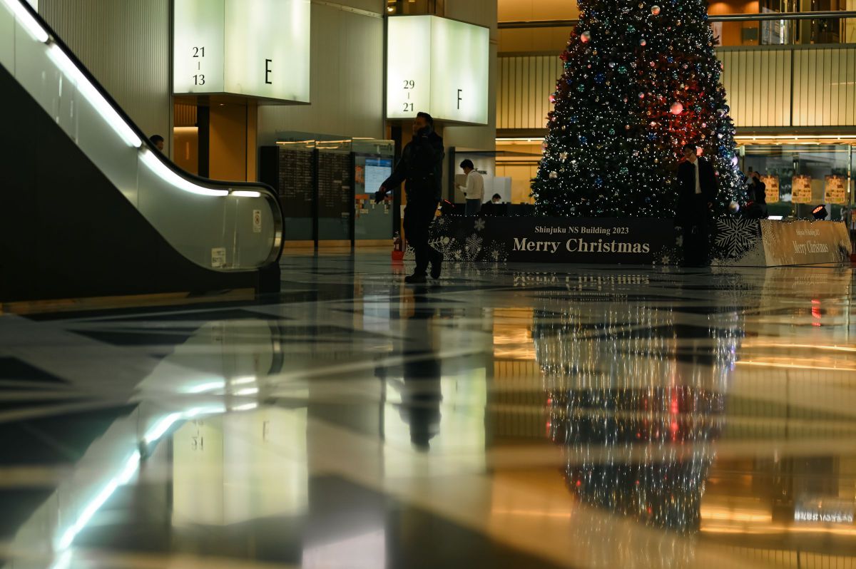 Reflection in a building | GANREF