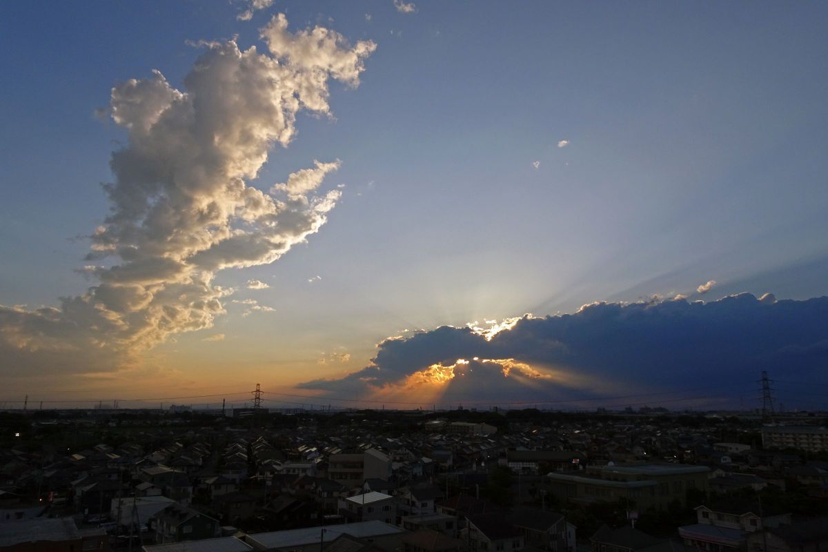 夕暮れ時の空の攻防 "太陽" vs "雲" | GANREF