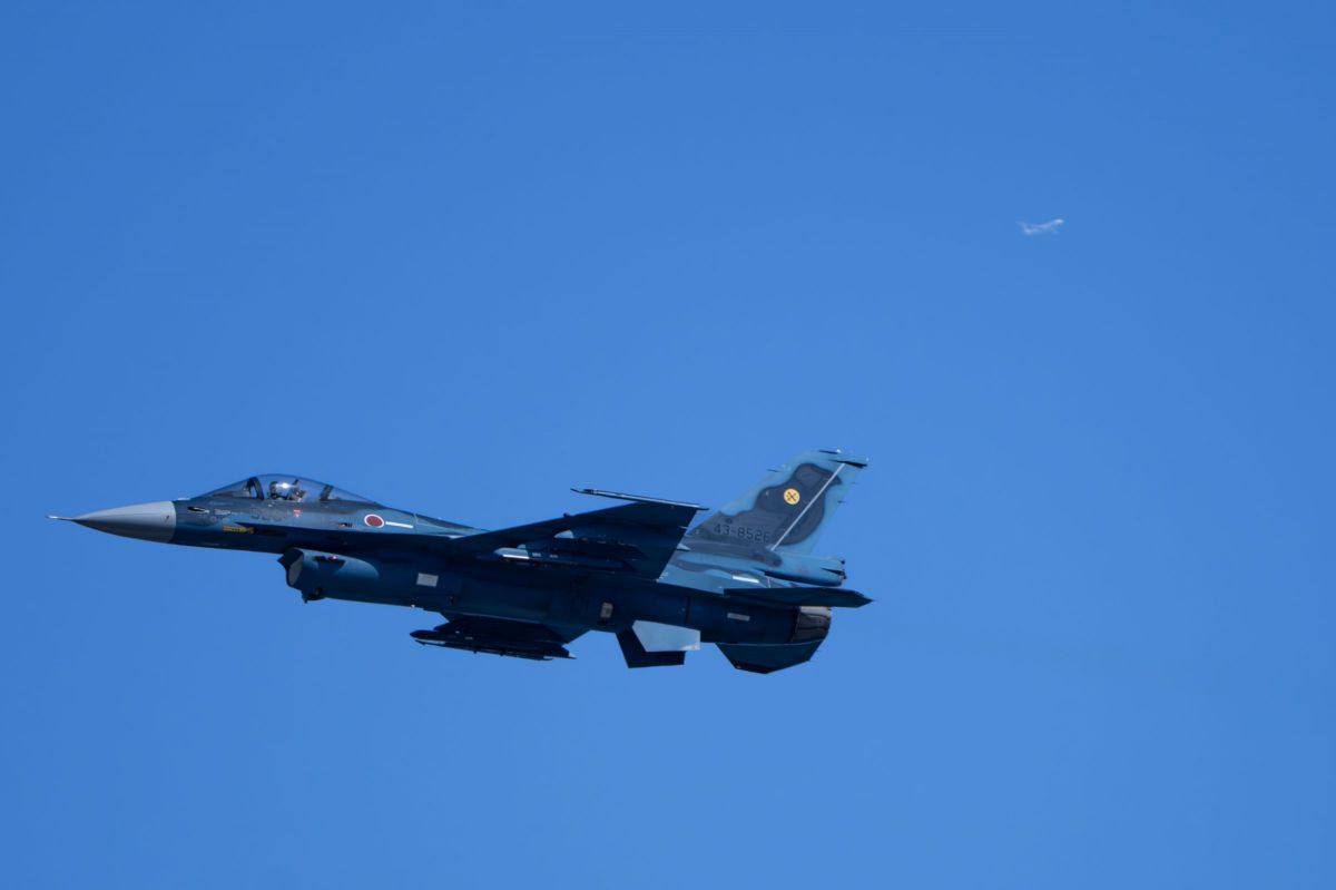 岩国空港を飛び立った旅客機と飛来したF-2 | GANREF