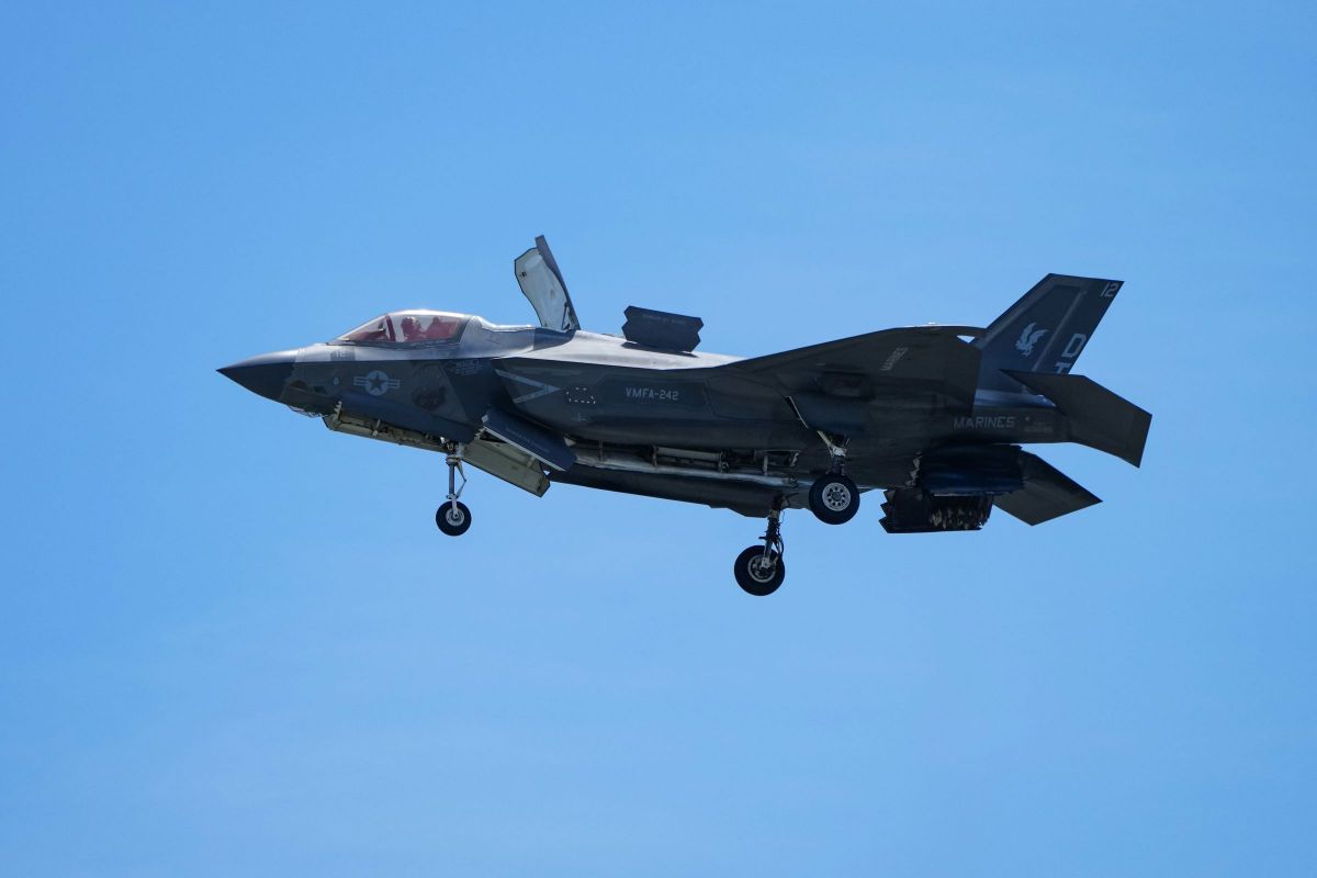 岩国基地航空祭2024での一コマ 空中停止飛行するF-35B | GANREF