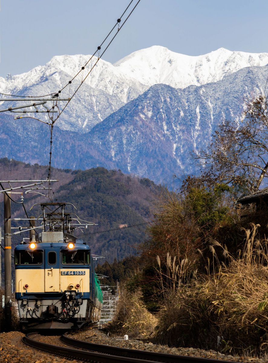 中央アルプスを背に木曽路を行く国鉄型機関車 | GANREF