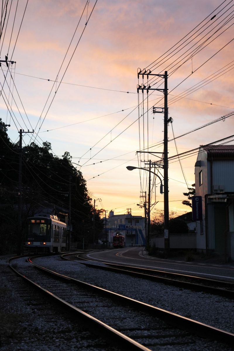 夕暮れを行き交う | GANREF