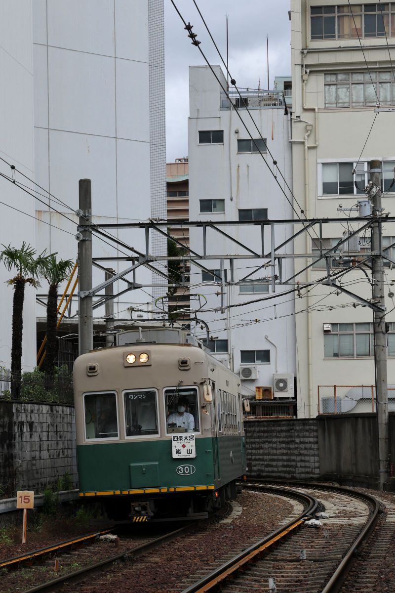 建物の隙間から | GANREF