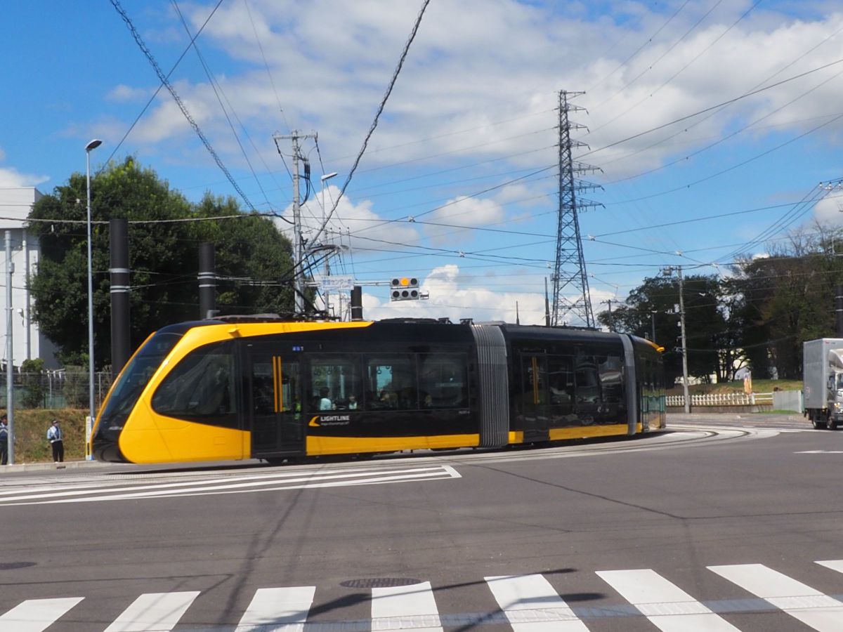 2023 芳賀の交差点を曲がるLRT | GANREF
