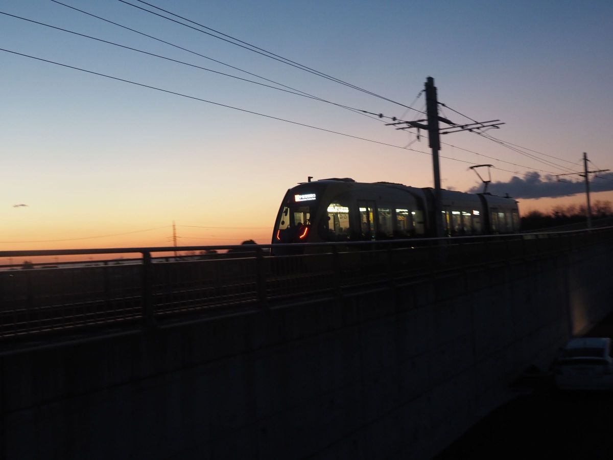 2023 宇都宮LRT飛山城跡の夕暮れ | GANREF