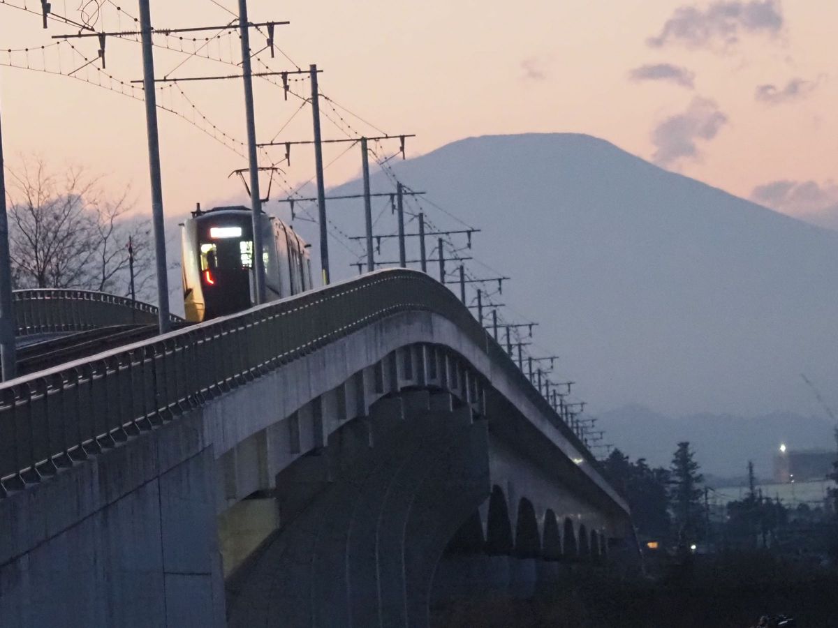2023 宇都宮LRTと男体山 | GANREF