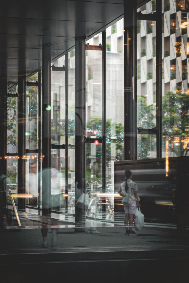 待つ女と都市の層図 | GANREF