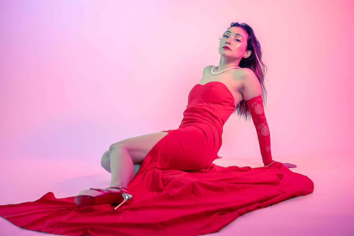 Woman in red | GANREF