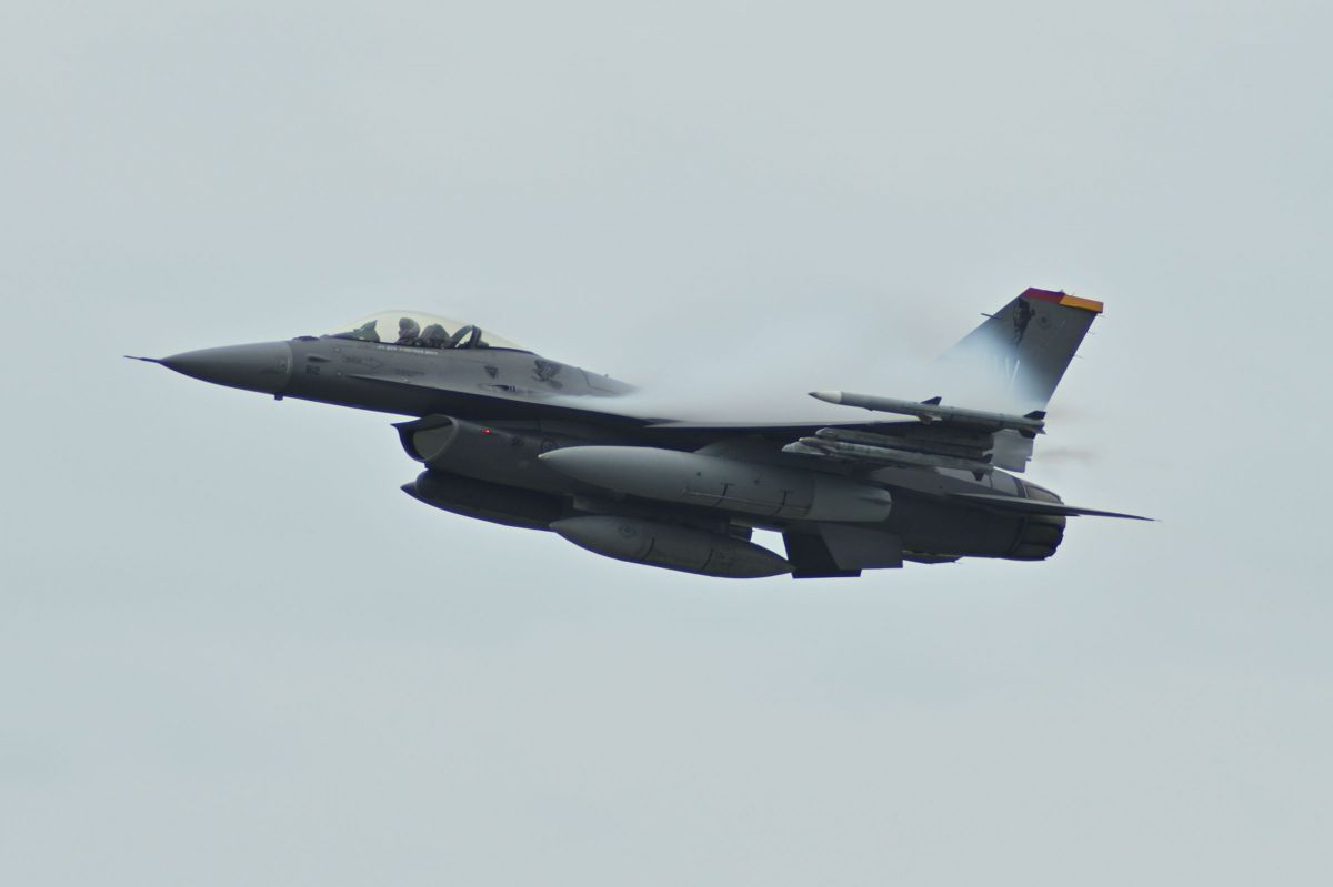 雲の中のF-16 | GANREF