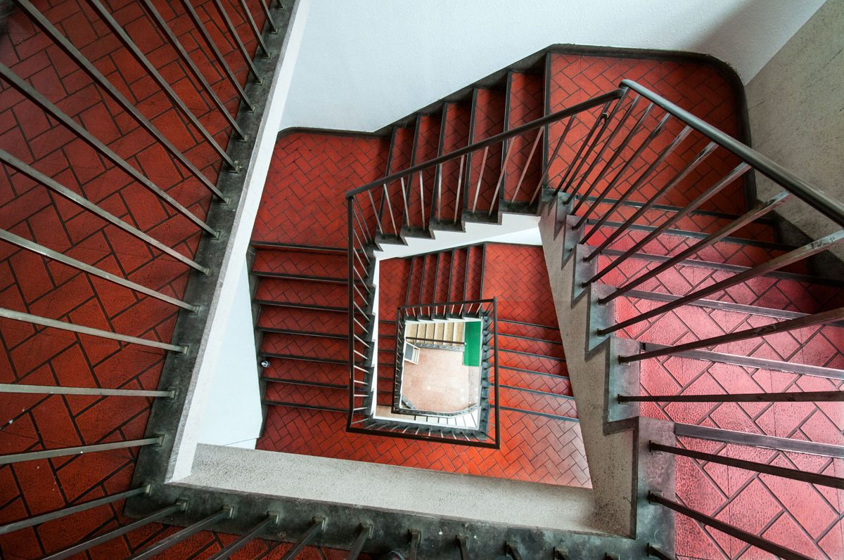 S Q U A R E S T A I R C A S E | GANREF