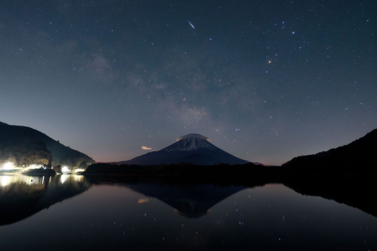 笠雲と天の川と流れ星 | GANREF