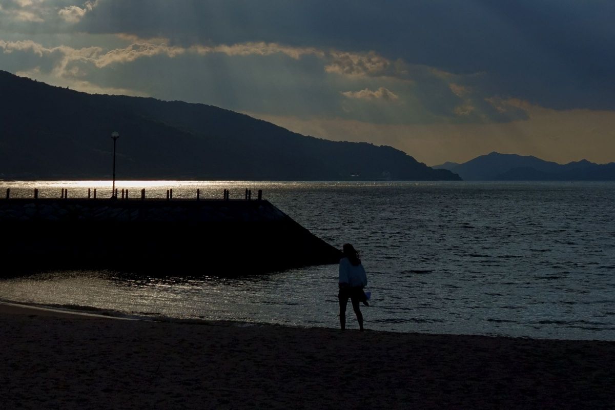 素足の女性 | GANREF