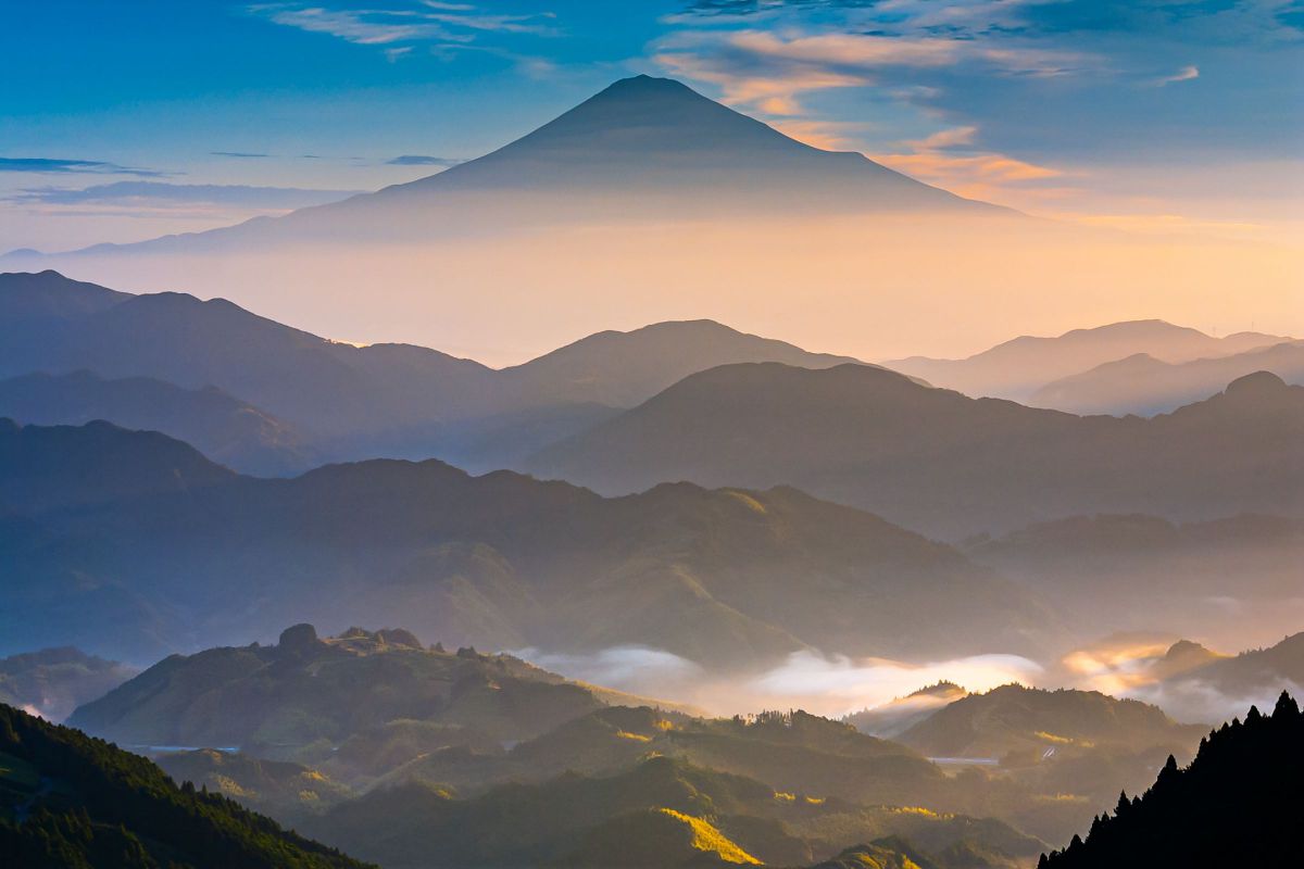 朝の日差し入るV字谷 | GANREF