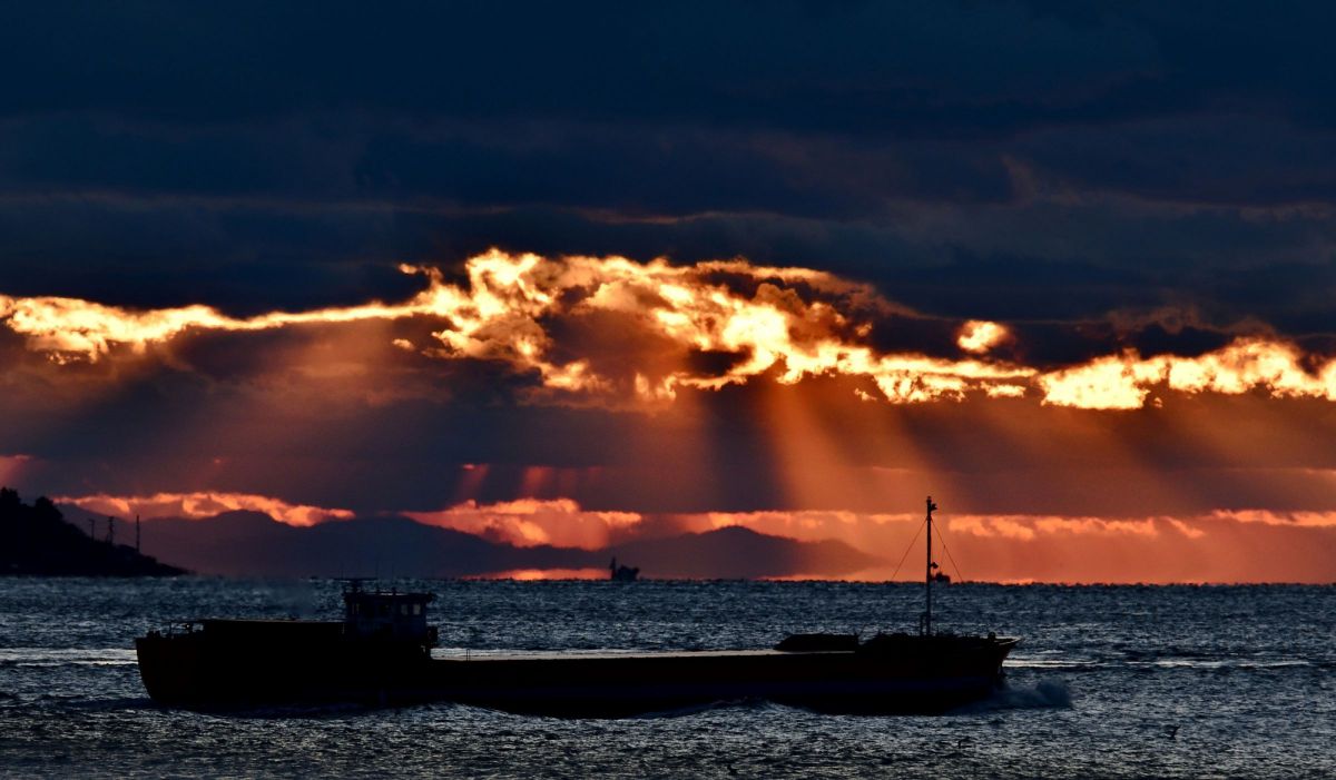 a shaft of light | GANREF