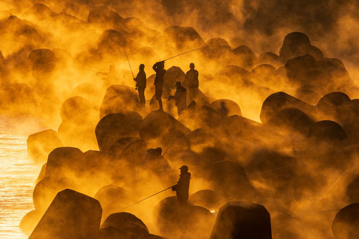 釣人を包む冬海の吐息 | GANREF