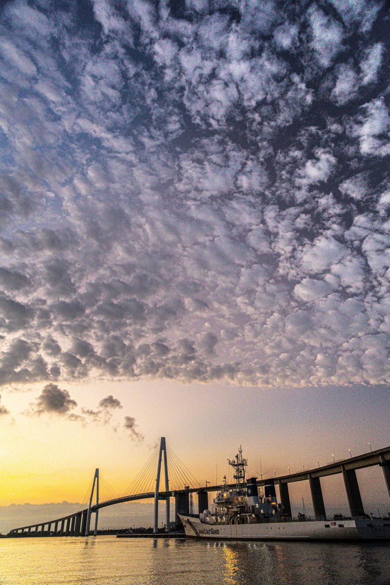 雲の緞帳あがる | GANREF