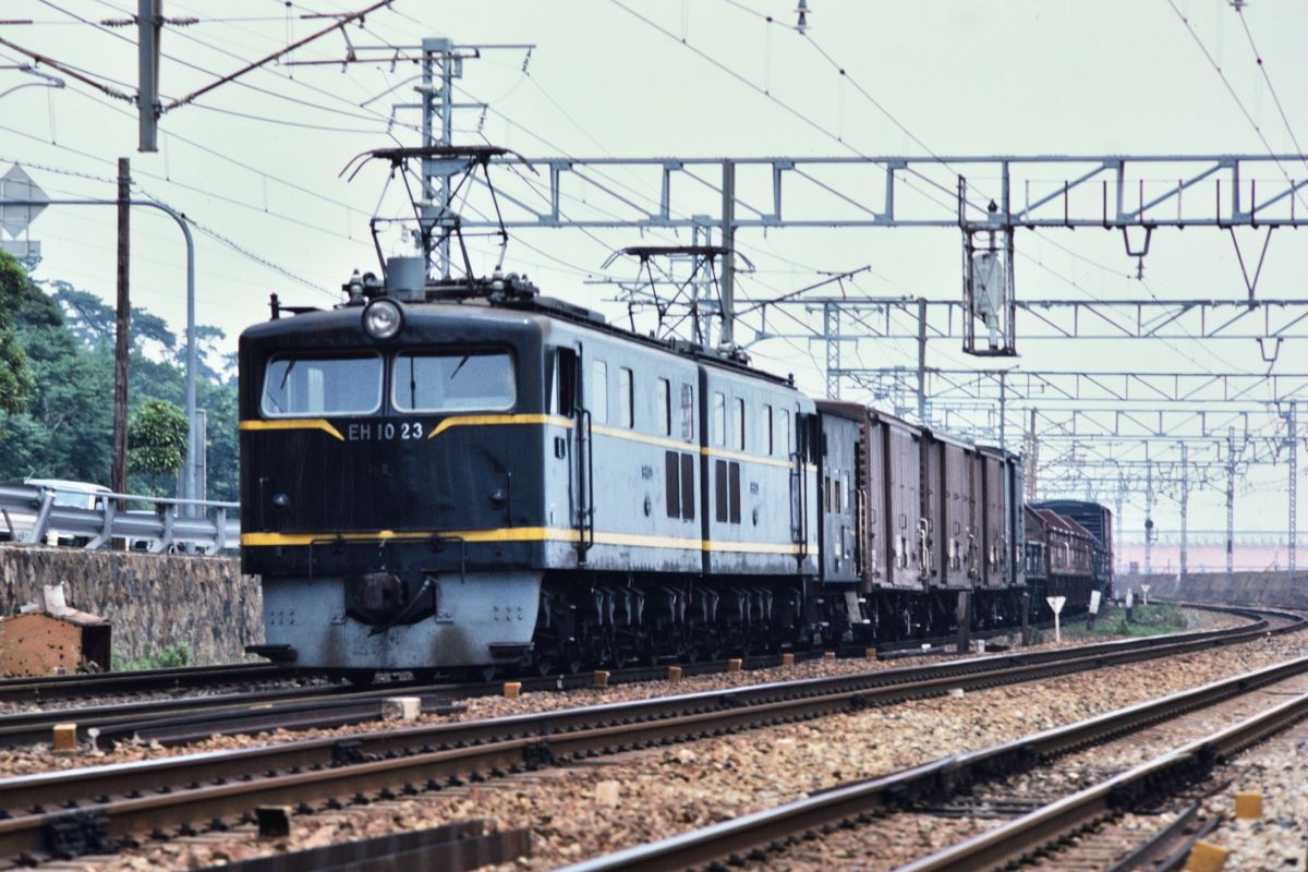 記憶の記録：一般貨物列車を牽引するEH10 | GANREF