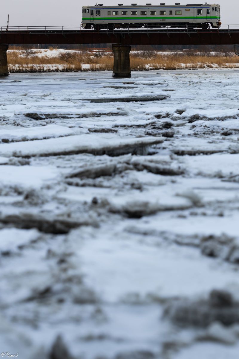 凍り付く川とキハ40 | GANREF
