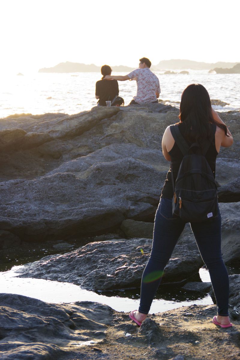 Female photographer filming the lovers | GANREF