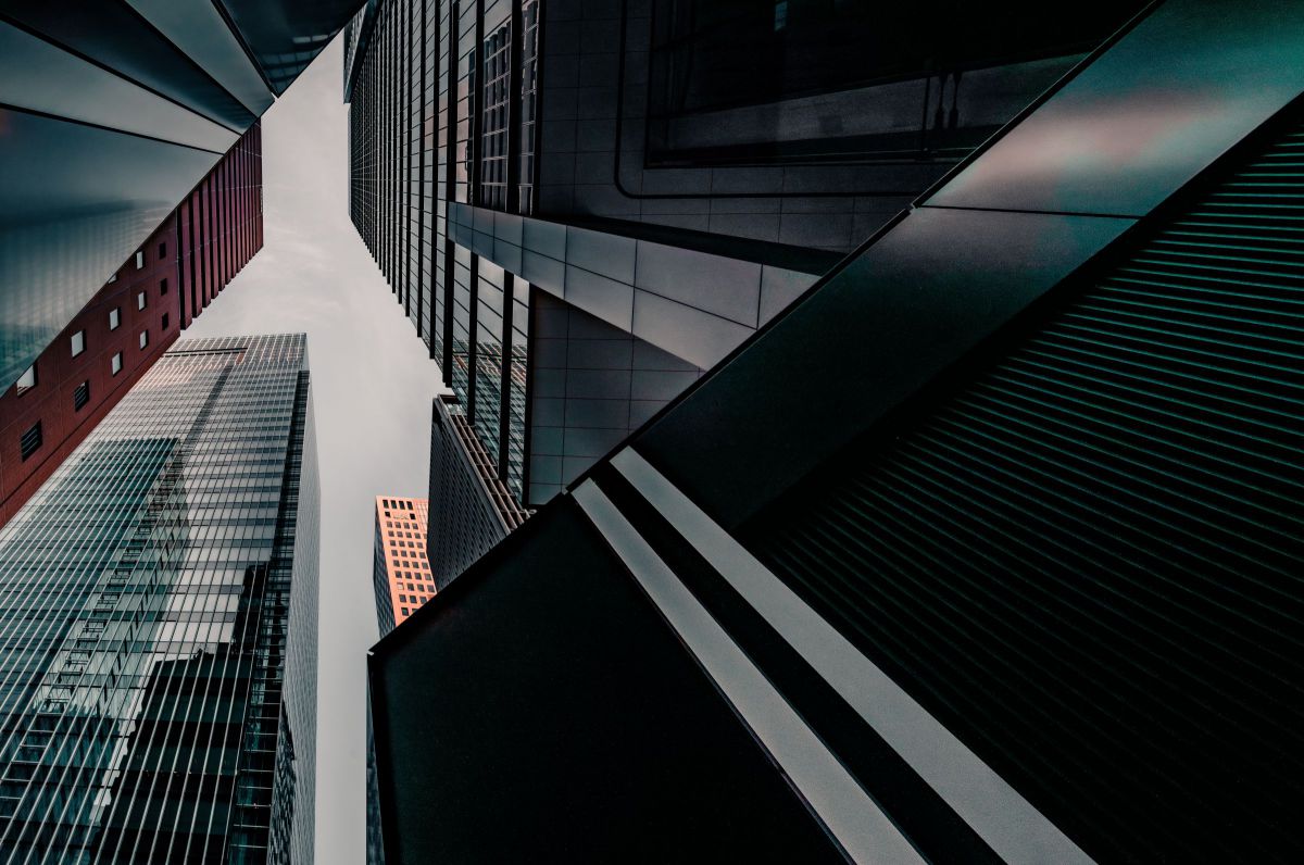 Between buildings | GANREF