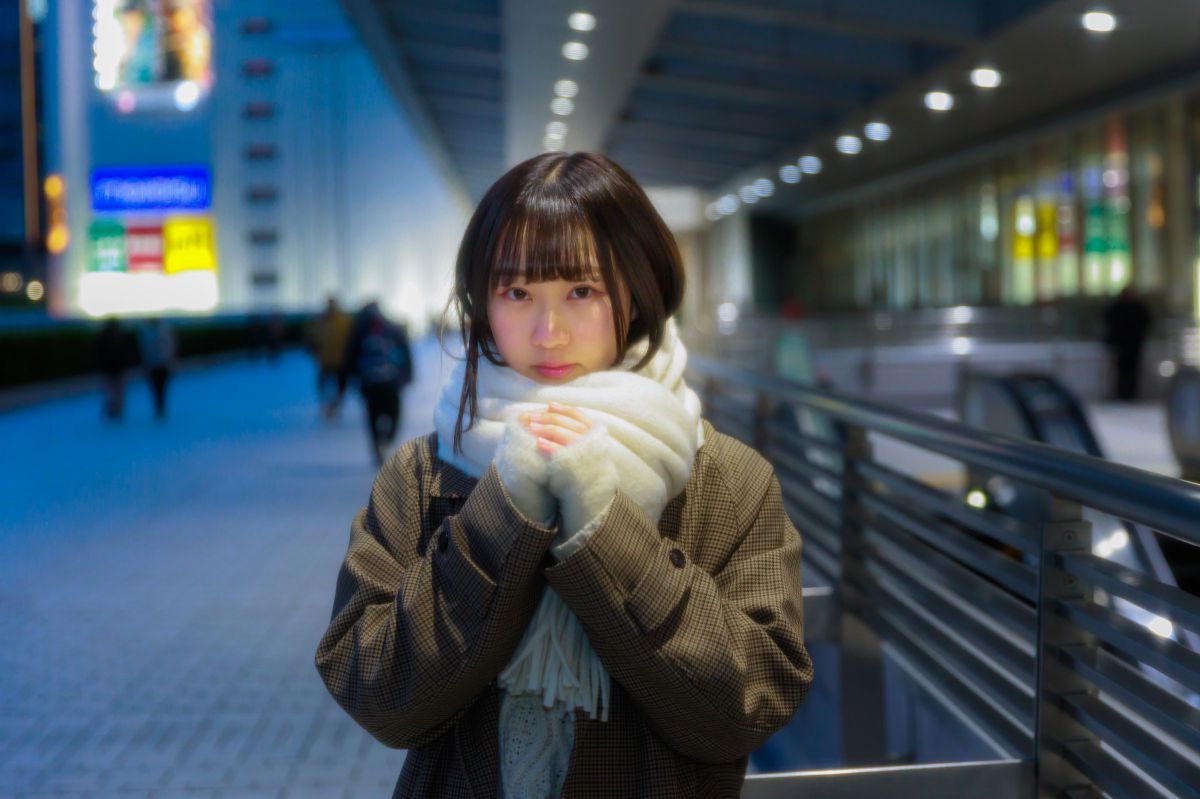 寒い都会でポツリと佇む少女 | GANREF