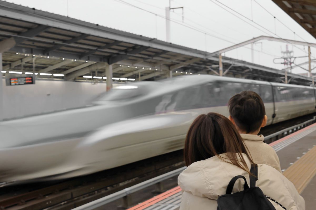 新幹線を見送る妻子 | GANREF