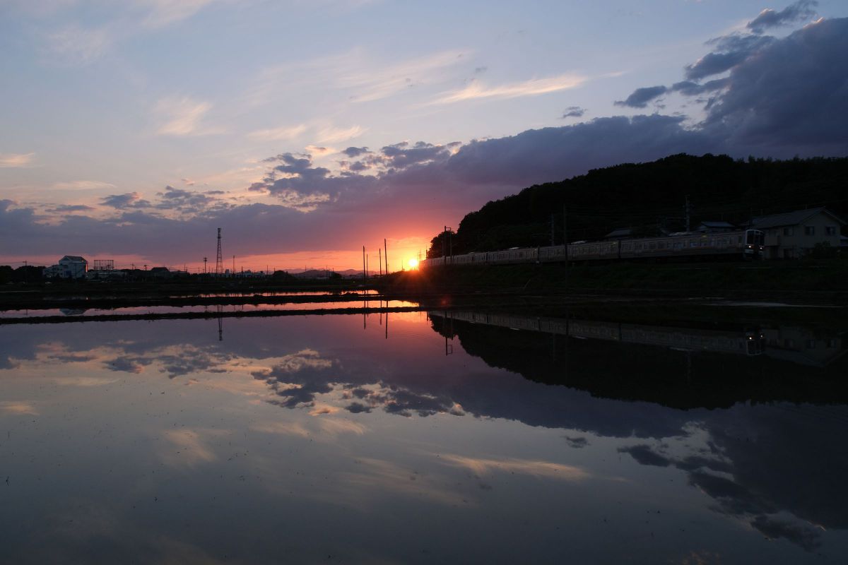 夕陽とJR両毛線 | GANREF