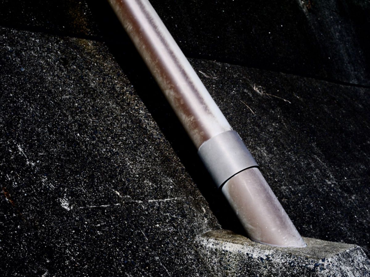 a plastic pipe (under bright sunshine) | GANREF