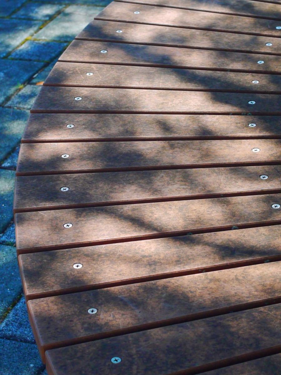 a round bench with light and shadow | GANREF