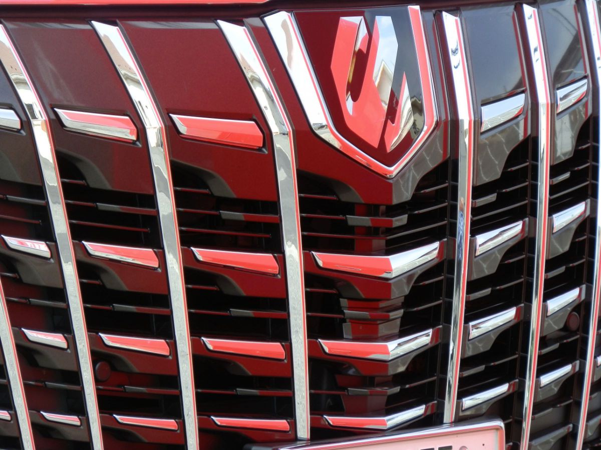 red reflections on metal | GANREF