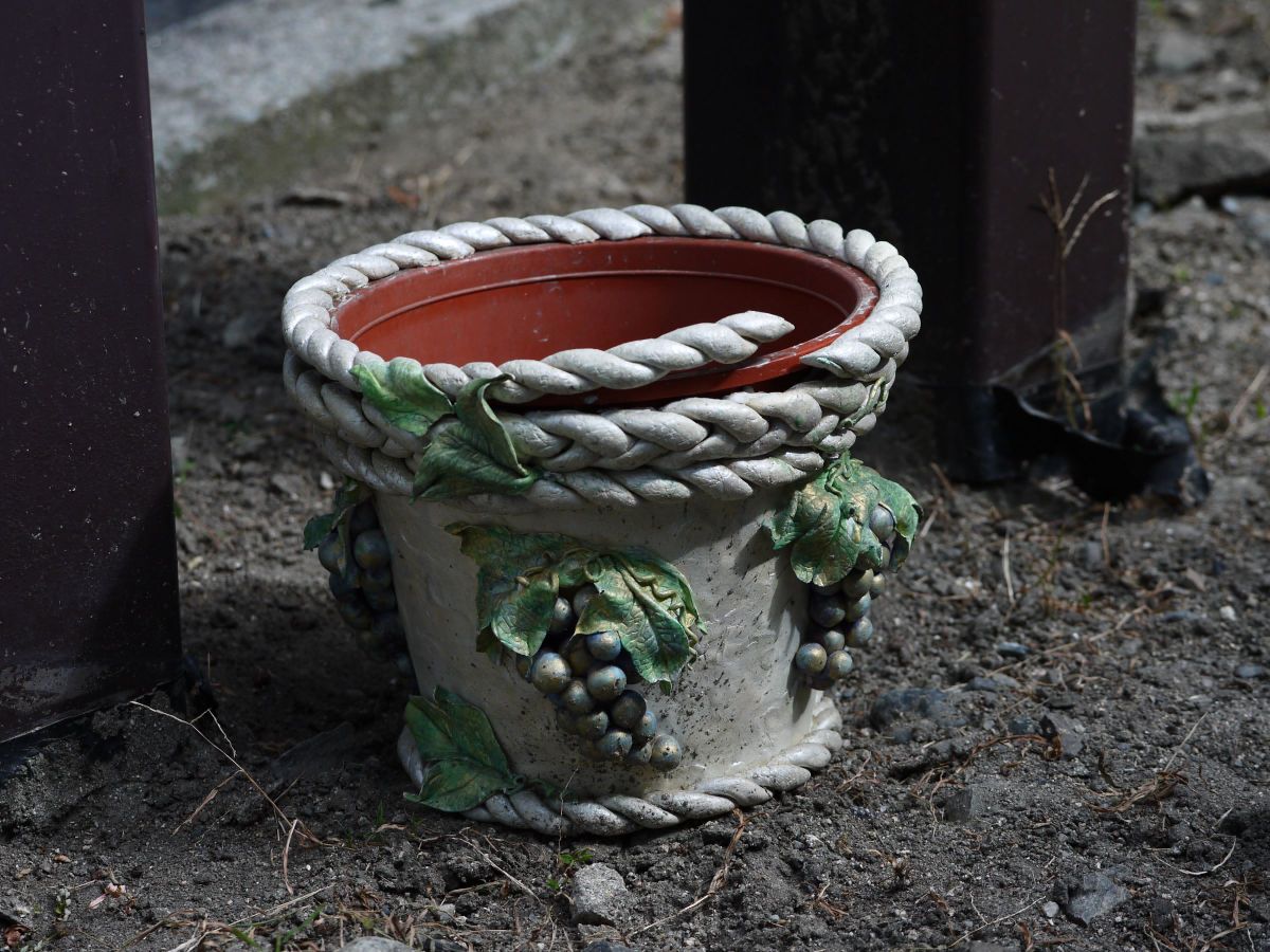 flower pot with grape decoration | GANREF