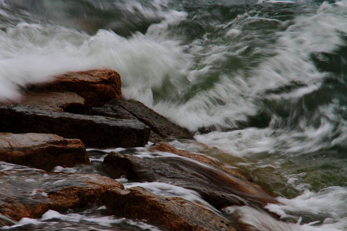 Rocks and waves | GANREF