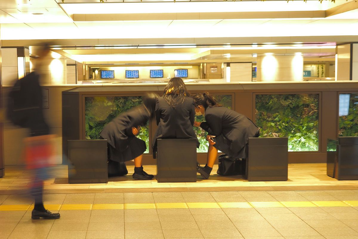 Girls talking | GANREF