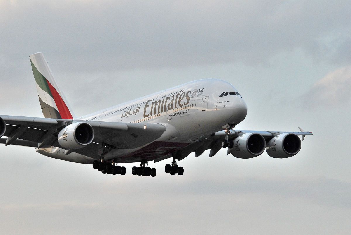 巨人機到着 エミレーツ A380 | GANREF