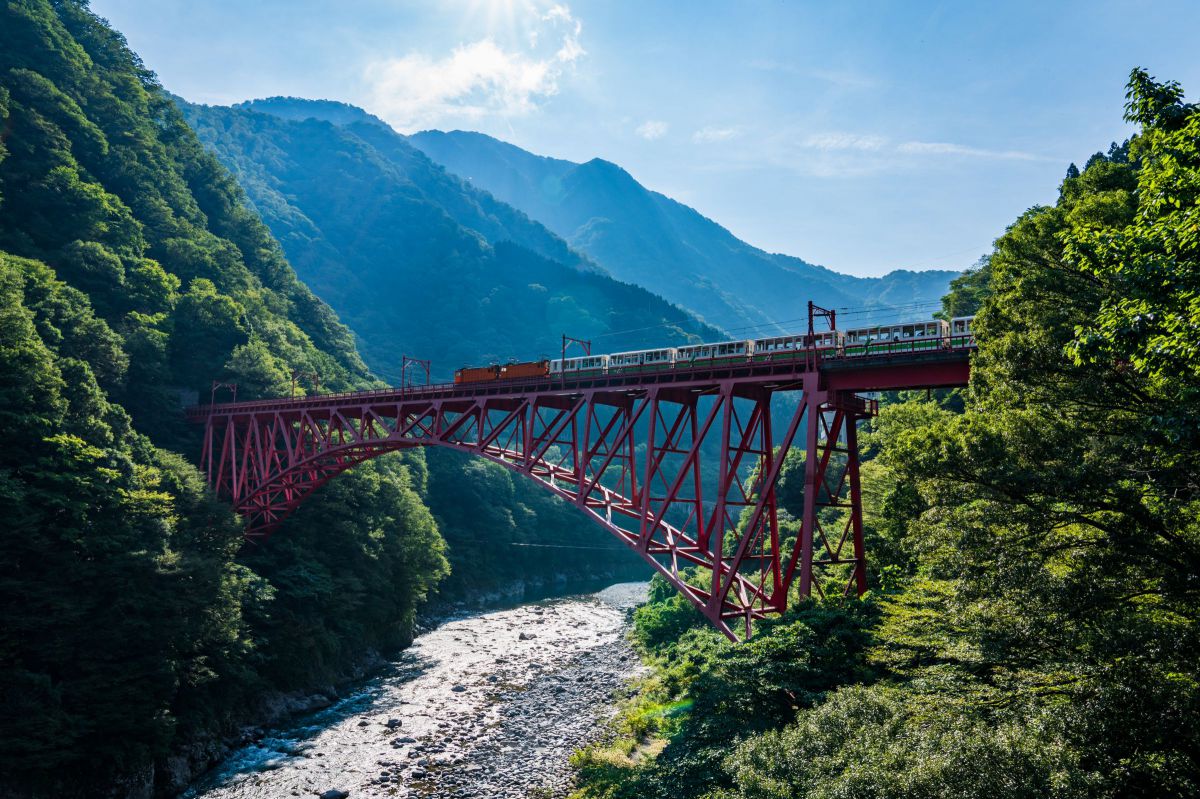 青い山々とトロッコ電車 | GANREF